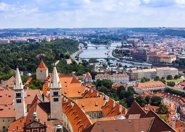 Gradski pejzaz fotografije krovovi boje crvene