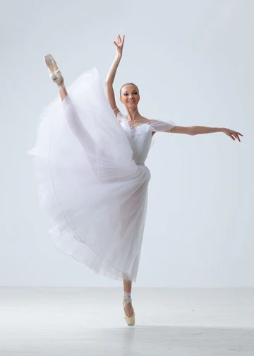 Baletski plesaci nasmejana balerina