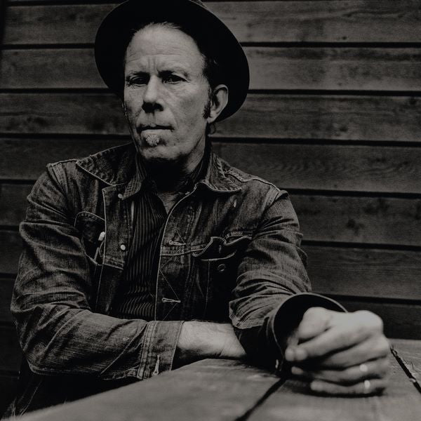 Tom Waits za stolom