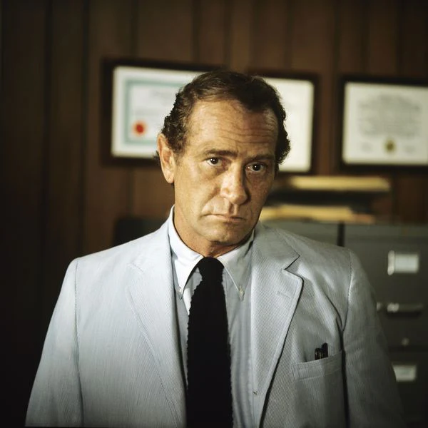 Darren McGavin sivo odelo