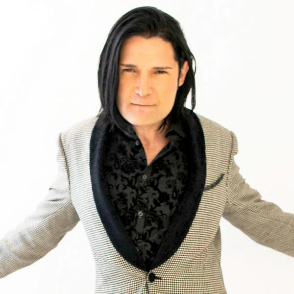 Corey Feldman bela pozadina