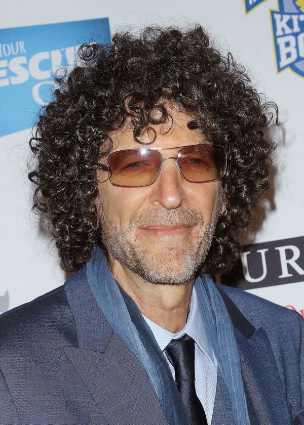 Howard Stern plavo odelo