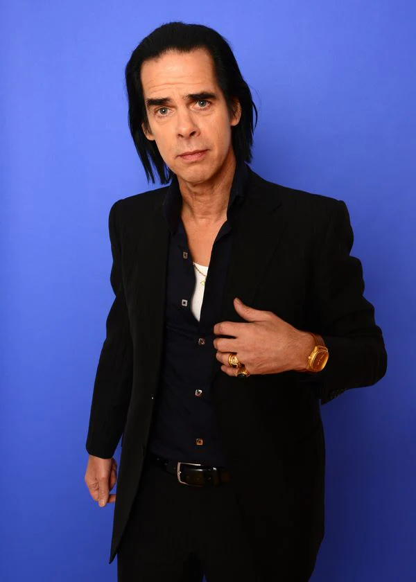 Nick Cave ljubicasta pozadina