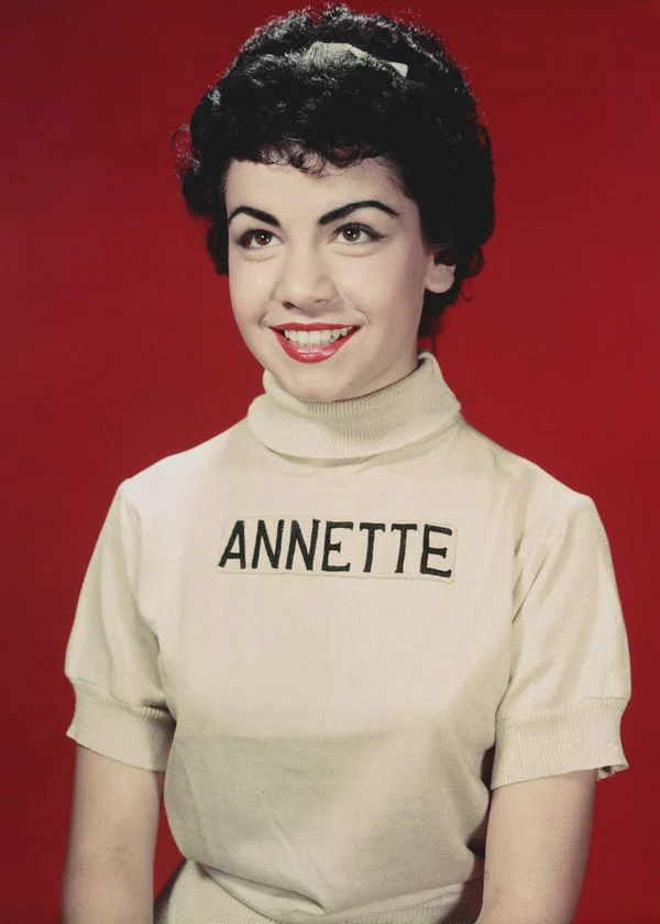 Annette Funicello crvena pozadina