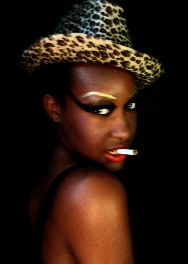 Grace Jones crna pozadina