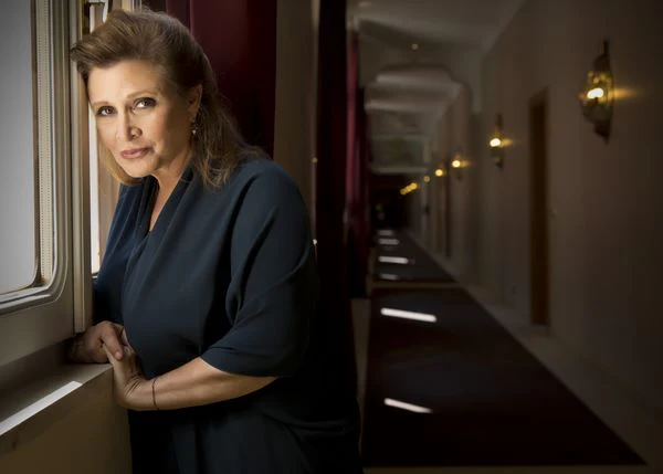 Carrie Fisher pored prozora