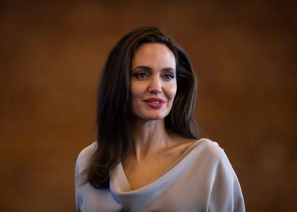 Angelina Jolie braon pozadina