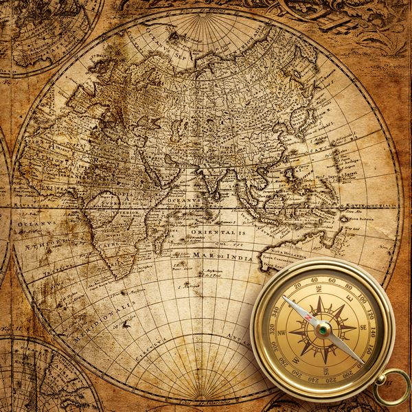 Kompas i stara mapa sveta