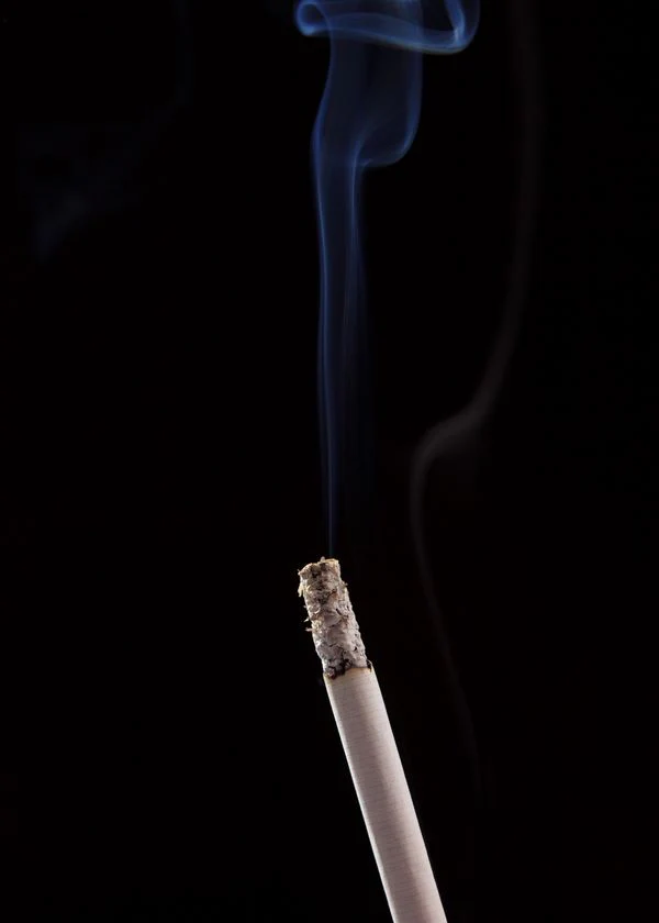 Cigarete i pozadina crna