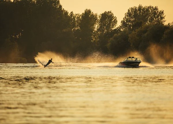 Skijanje na vodi iz daleka