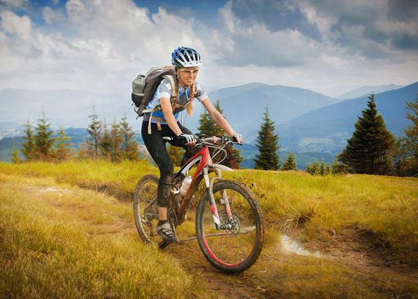 Mountain Biking trava i oblaci