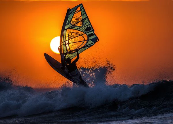 Windsurfing narandzasto nebo
