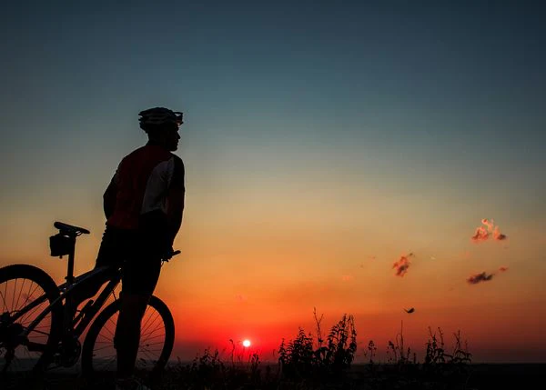 Mountain Biking i zalazak sunca na horizontu