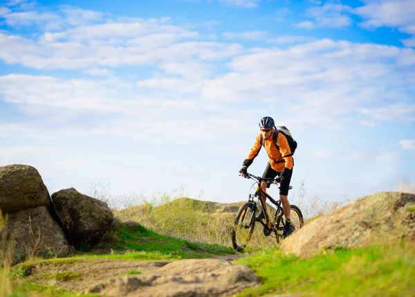 Mountain Biking i plavo nebo sa oblacima