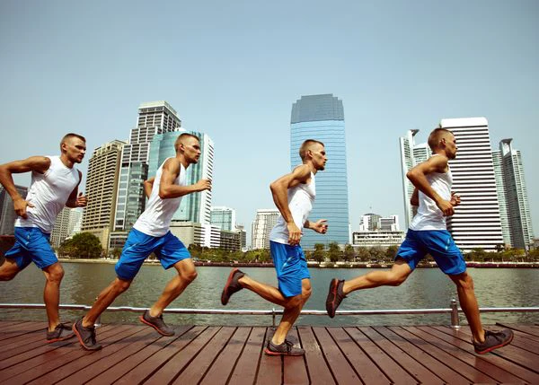 Trcanje fotografije pored vode