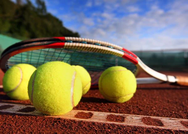 Tennis fotografije reket i nekoliko loptica