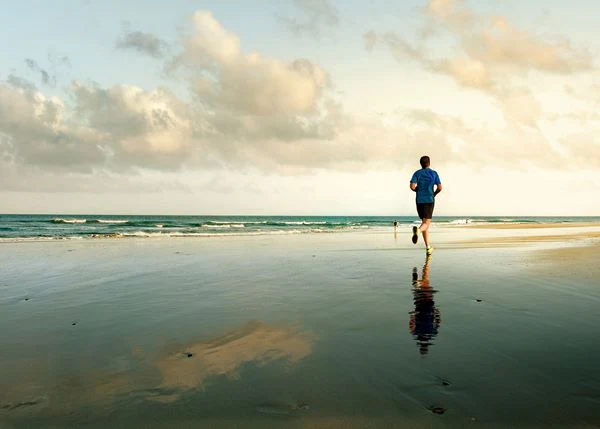 Trcanje fotografije na plazi pored mora