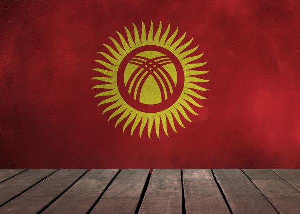 Zastava Kyrgyzstana i drvena podloga