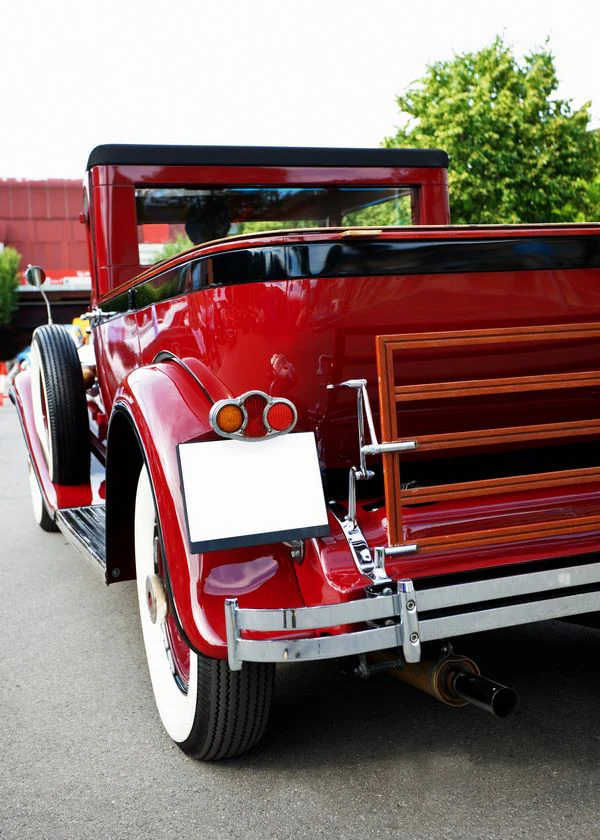 Automobili vintage art crvene boje i drvo