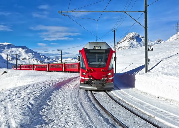 Vozovi fotografije crveni kroz sneg
