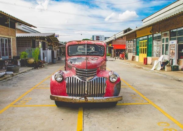 Automobili vintage art crvene boje