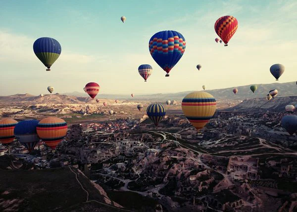 Leteci baloni nekoliko iznad grada