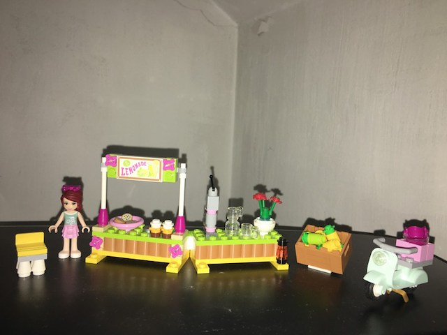 LEGO Friends Mia`s Lemonade Stand 41027