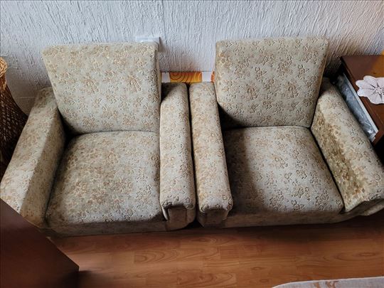 Na prodaju 2 fotelje i kauč očuvano i slabo korišt