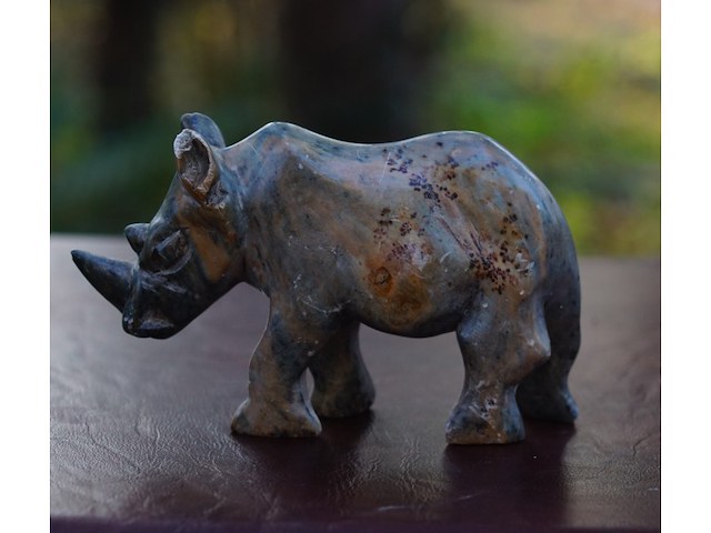 Nosorog izradjen od poludragog kamena oniks