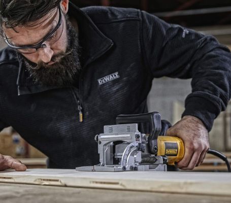 DeWALT kekserica 600W DW682K