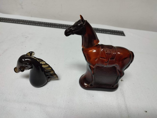 Staklena figura konjske glave i konja