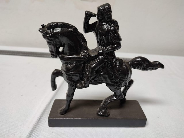 Figura konjanika na konju