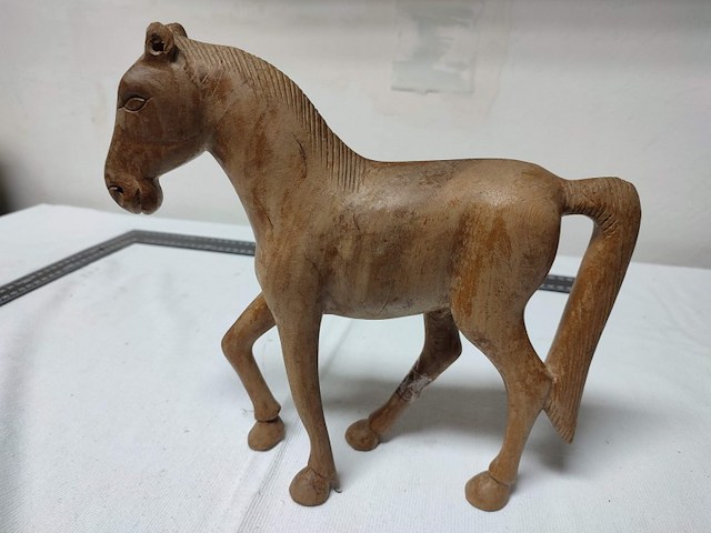 Figura konja od drveta