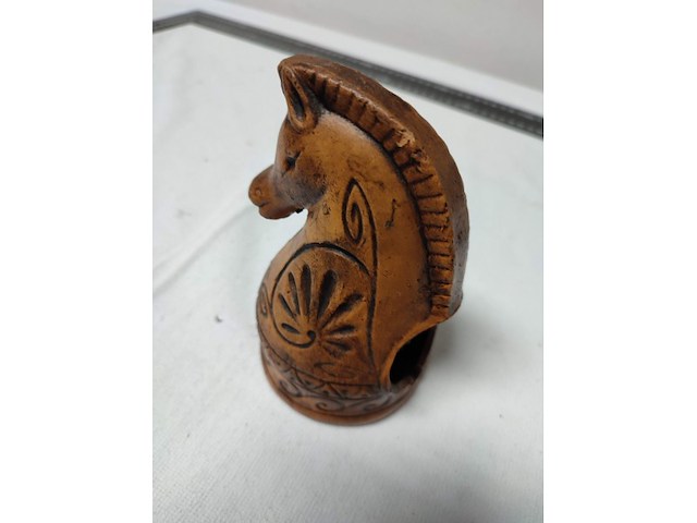 Figura konjske glave od keramike