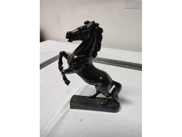 Figura konja crna