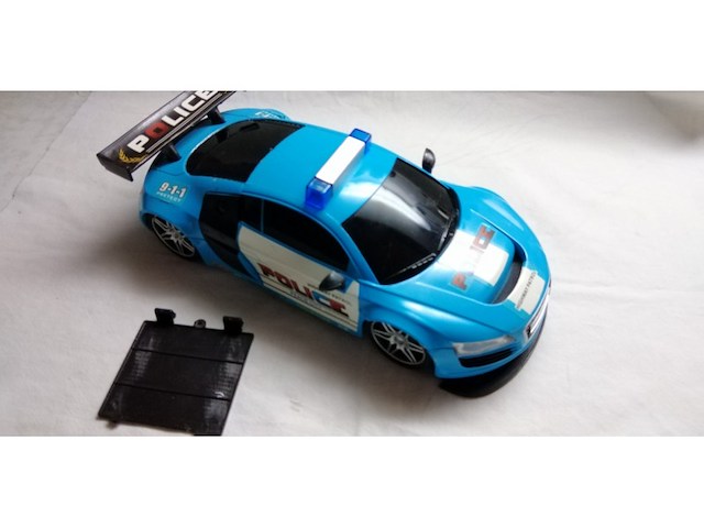 Na daljinski Auto Police(Kao Audi R8) razmera 1:18 neis