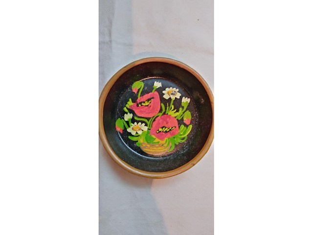 Ukrasni tanjiric keramika slika rucni rad, dia.8,8 cm.