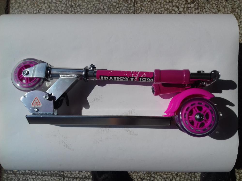 Aluminijumski trotinet u 2 boje roze