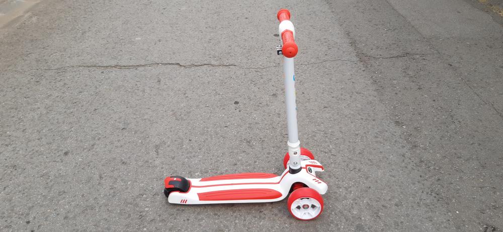Trotinet scooter belo crveni nov
