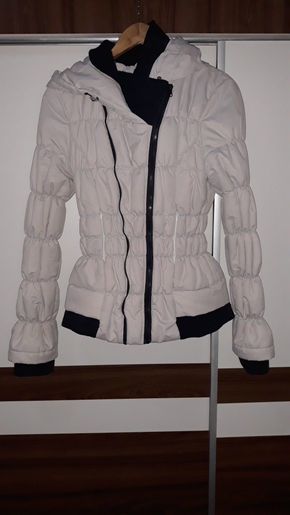 Zimska bela jakna, kao nova, ima 2 rajfišlusa, veličina M
