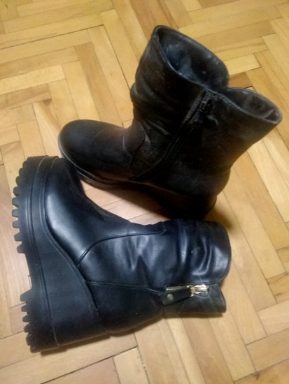 Crne čizme sa platformom