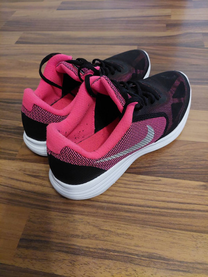 Nike patike sa rozim znakom 38