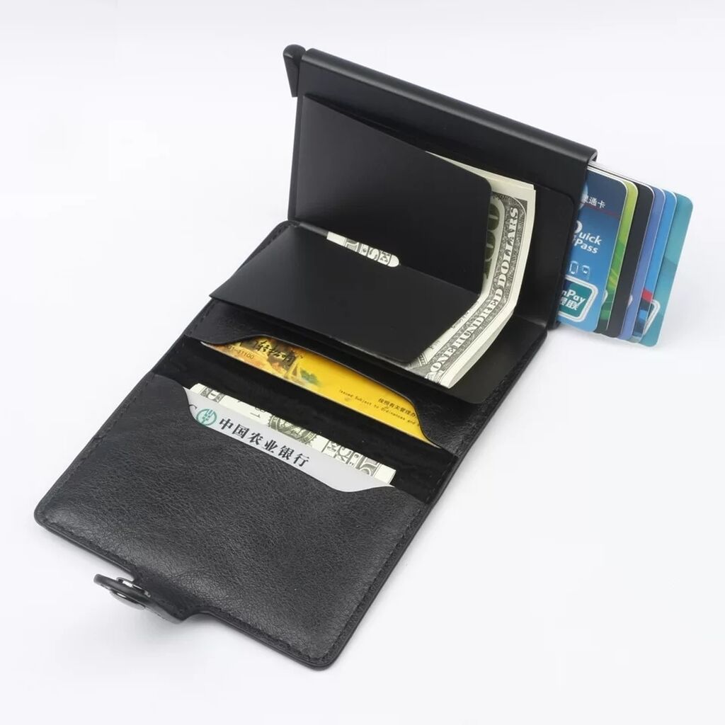 Crni kozni novčanik koji ima šaržer za kartice kojim jednim klikom vrli lako možete izvući zeljenu karticu izuzetno malih dimenzija 6.5 x10cm