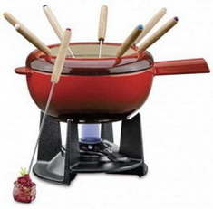 02. Fondue Garnitura “Saas Fee” od livenog gvožđa-guss crvena Ø20 cm -2 lit – SPRING, Cena: 17.976,oo din