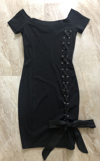 Crna uska haljina golih ramena sa detaljem *NOVA*