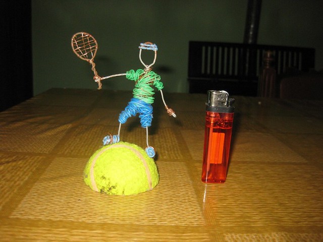 Figura - Teniser na teniskoj loptici (ručni rad)