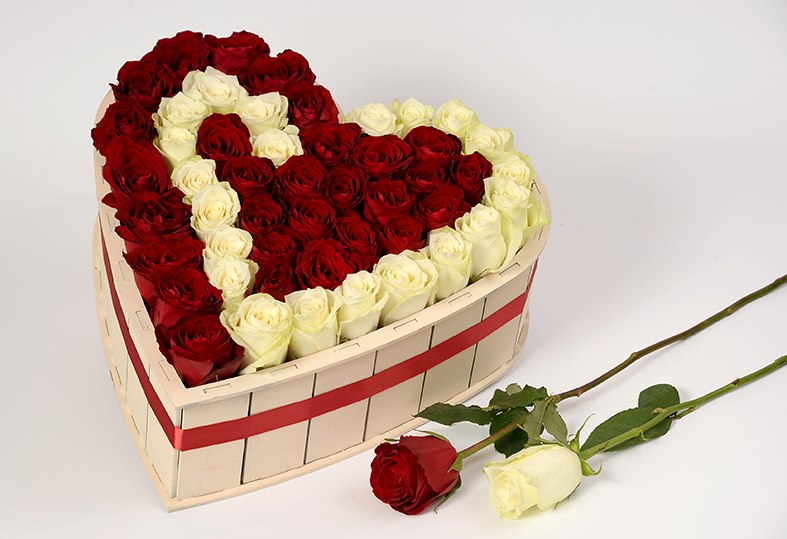 Prodavnica poklona - Srce sa crvenim i belim ružama
