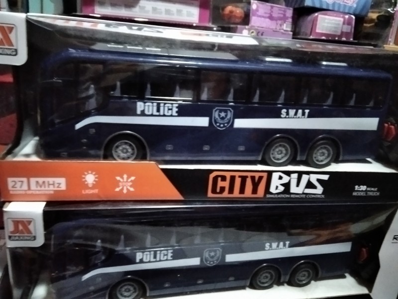 Autobus policiskii na daljinskom