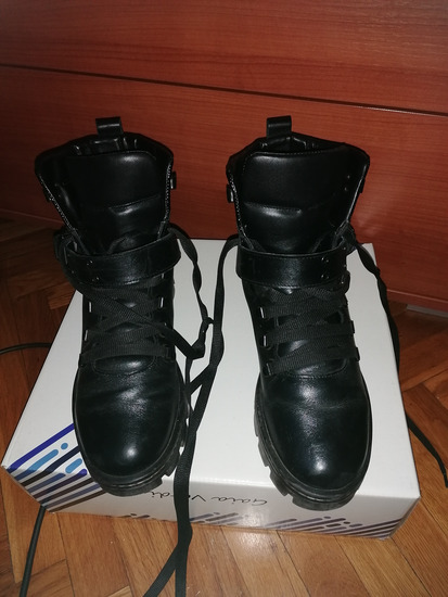 Kozne crne cipele sa kaisevima