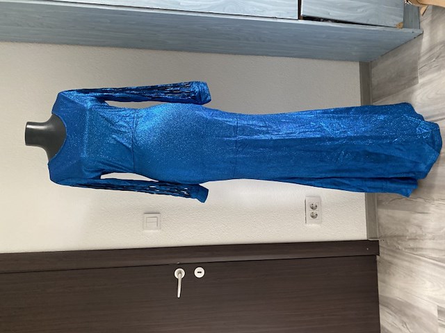 Plava svetlucava haljina